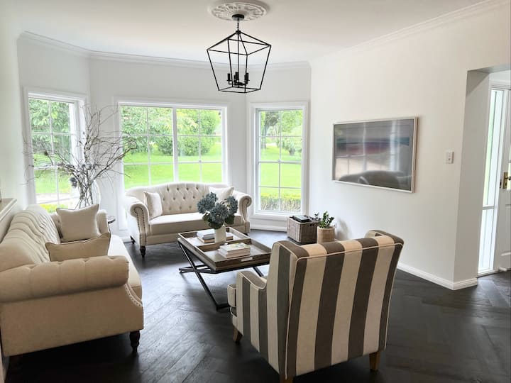 Grounds Of Robertson. Stylish And Exclusive. - Robertson