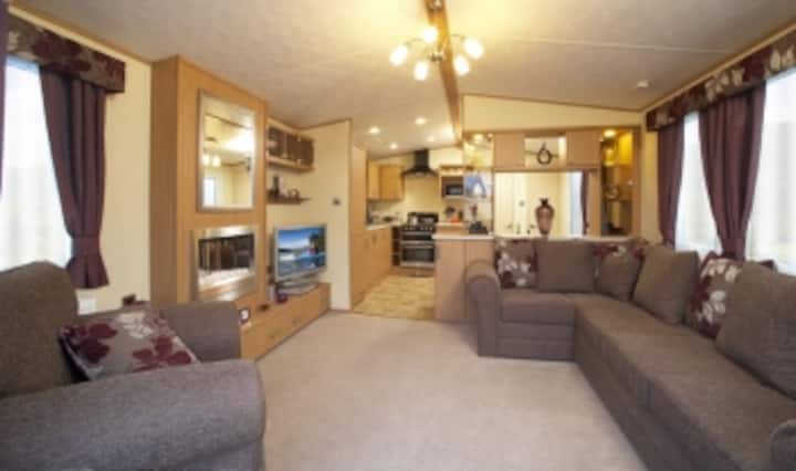 We Have Two 3 Bedroom 8 Berth Caravans Hot Tubs - Woodhall Spa