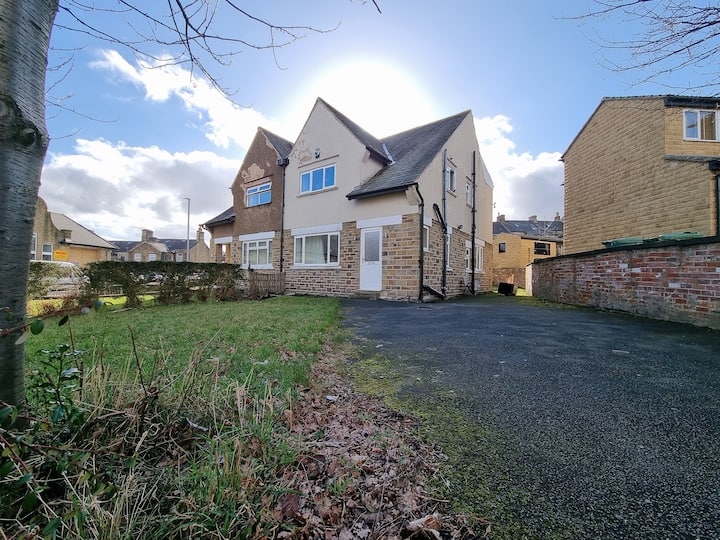 4 Bedroom House For Contractors Close To Leeds - Huddersfield