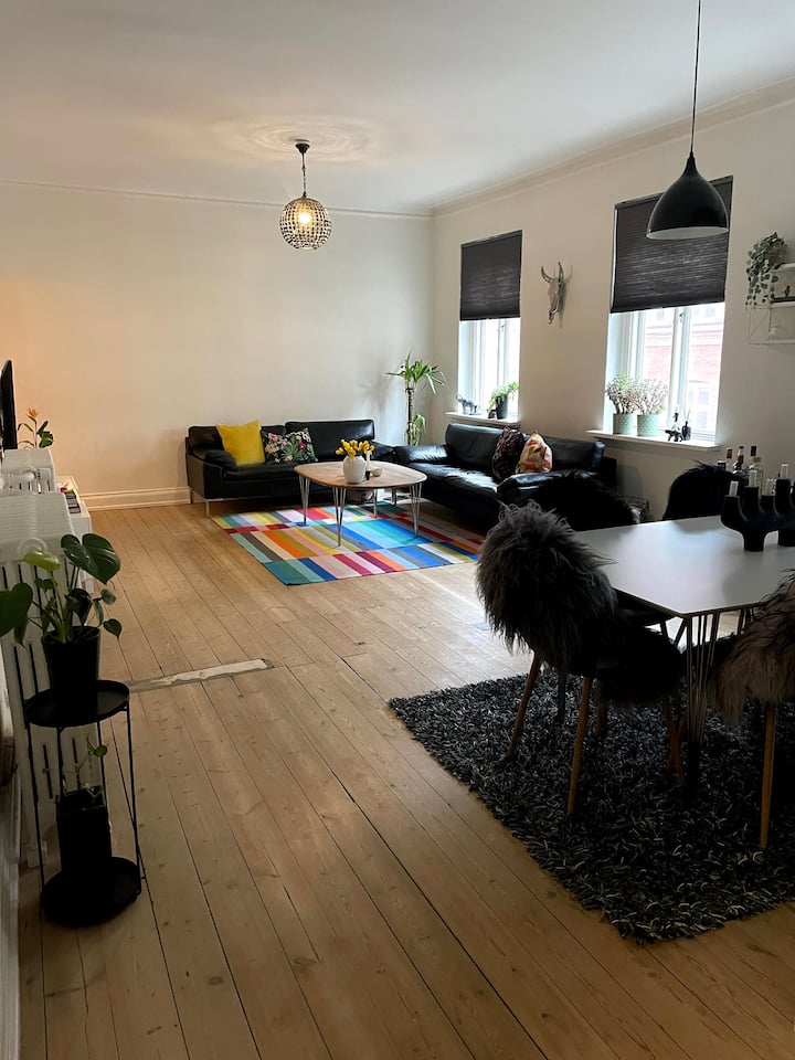 Skøn Og Stor Familie Lejlighed I Ø-Gade Kvarteret. - Aarhus