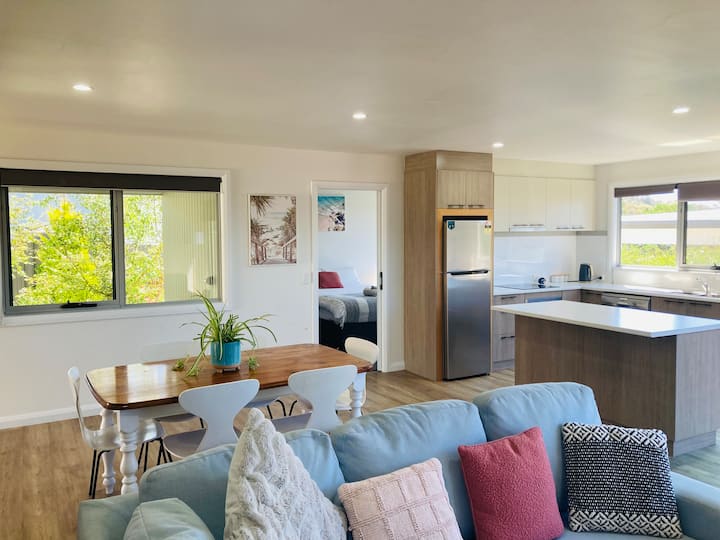 Modern 3 Bedroom Home Walking Distance To Beach - Tasmania