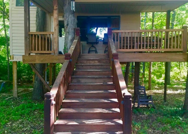 Treehouse Family Retreat - O'Fallon, MO