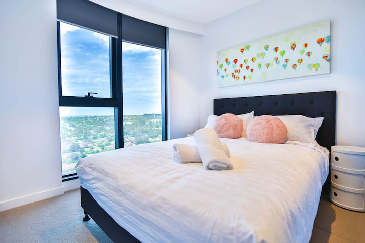 Sky One 2bd/2br Apartment * Perfect View+wifi -15c - Box Hill