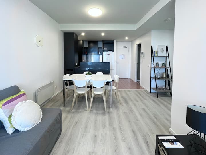 Lovely 1-bedroom + Study Apartment With Car Park - Melbourne