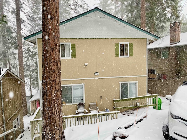 Cozy Mountain Home Surrounded By Pine Trees - San Bernardino, CA