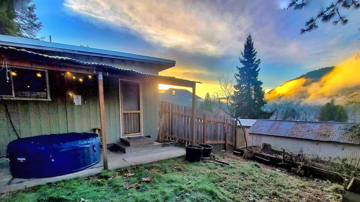 Mountain Peak Views From Hot Tub In Uptown 2 Bdr - Oakridge, OR
