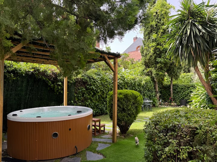 Moderna Casa De Lujo Con Jacuzzi En El Jardín - Madrid