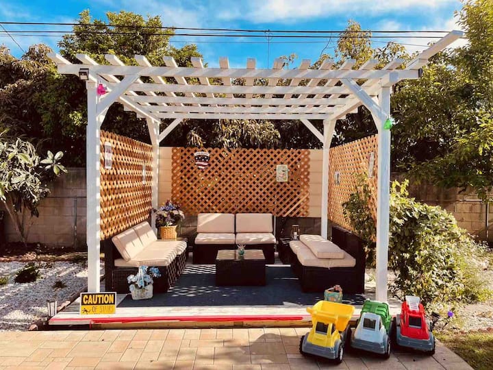 4b3b Cozy House Disneyland Universal Studios - Pasadena, CA