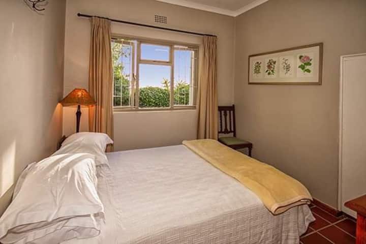 This A Small Comfortable Bedroom En Suite At The Back Of Our Home. Ideal For Young Couple Or Single Person. - Plettenberg Bay