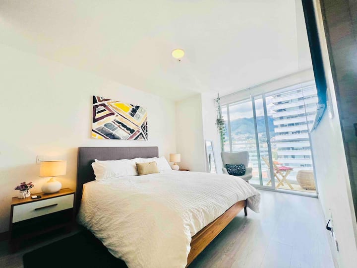 Beautiful Apt + Balcony In La Carolina 70” Qled Tv - Quito