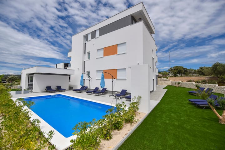 Mare Apartments For 16 With Pool Near The Beach - Novalja
