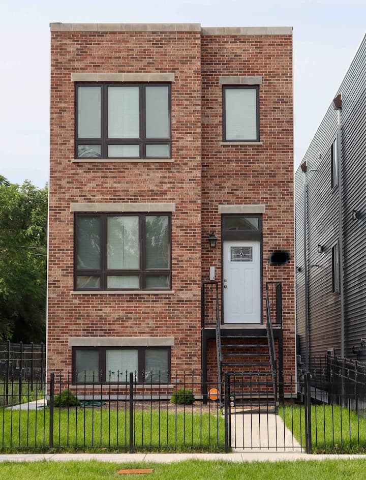 Luxury 3 Bd, 2 Bath Condo - 15 Min From Downtown - Chicago, IL