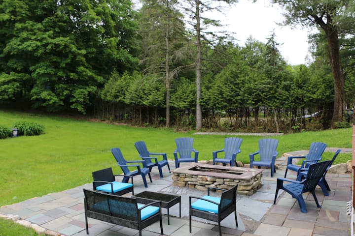 Carolyn's Rustic Modern Chalet - Vermont