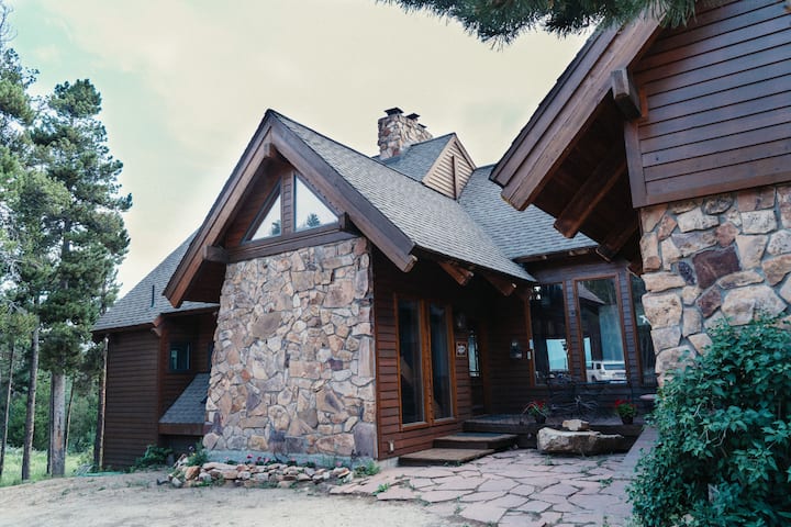 Rustic Mountain Lodge - Nederland, CO