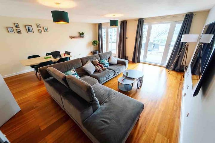 3 Bedroom Cosy Penthouse Sleeps 8! - Birmingham