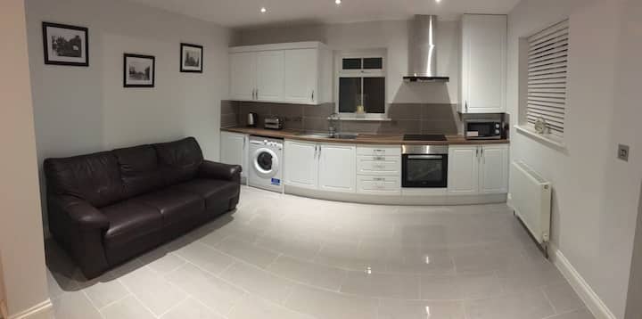 2 Bed Guest Suite Fully Furnished - Bromley