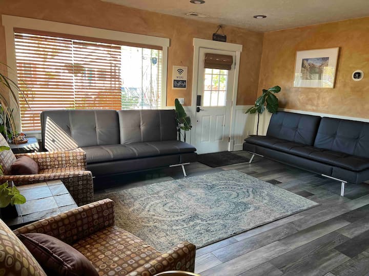 Cozy Cottage With Hot Tub & Yard, Pet Friendly! - Salt Lake City, UT