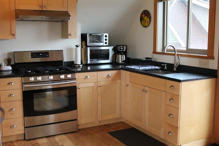 The Carriage House - Private, Light And Airy - Bellingham, WA