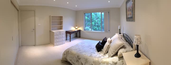 Luxury Private Ensuite Room: Queen Bed/wifi - Bulli