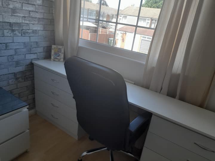 Cosy Single Room With Large Desk - Coventry