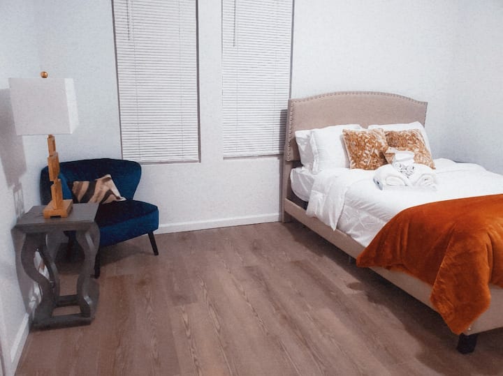 Entire Modern Apt/1bd/1bh/wash &Dry/steady Parking - Chestnut Hill, PA