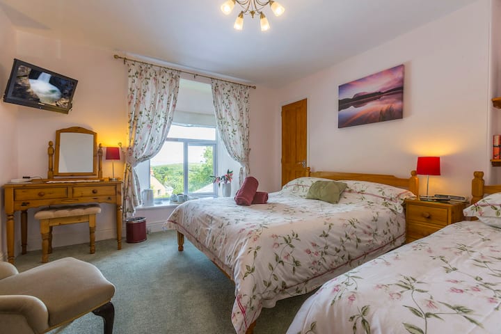 The Old Coach House, Boscastle. Willapark Room - Boscastle