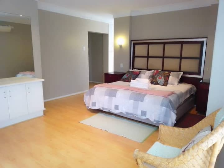 Executive Poolside En Suite…work Or Play - 움랑가