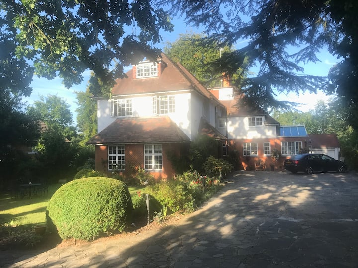 Beautiful Melford House Hotel In Farnborough - Farnham