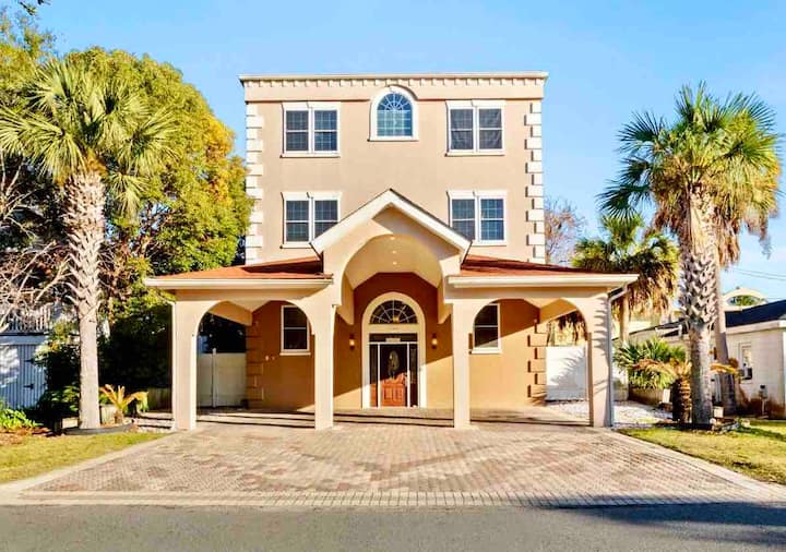 Unique 7-br Entire Home Near Downtown Tybee - Tybee Island, GA