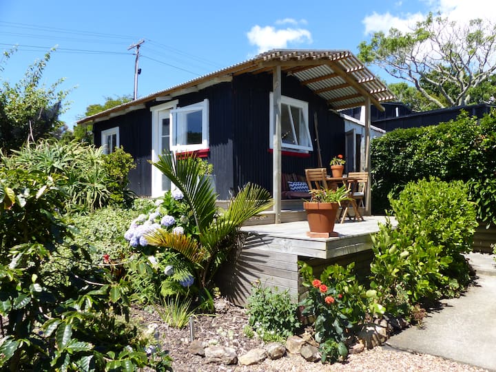 Cute Anzac Bay Garden Studio With Breakfast - Waiheke Island