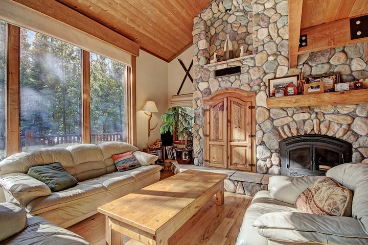 Peak 7 Retreat W/ Hot Tub & Near Skiing & Downtown - Breckenridge, CO