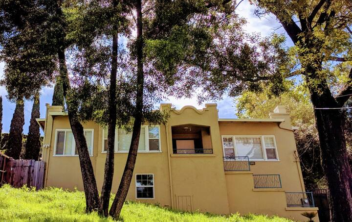 3 Bedroom, 2 Bathroom House With Great Art And Craftsman Architecture. - Oakland