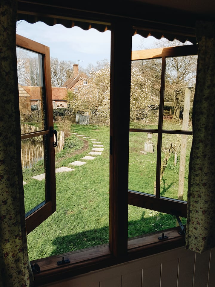 The Shepherds Hut At Eggshell - East Sussex