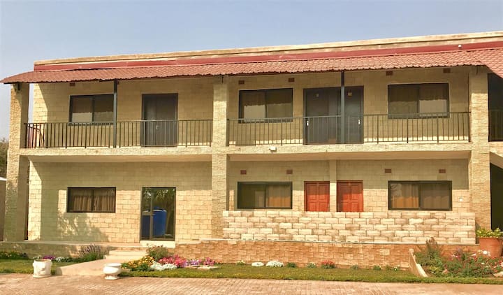 Welcoming Lodge, Close To Shopping And Services - 