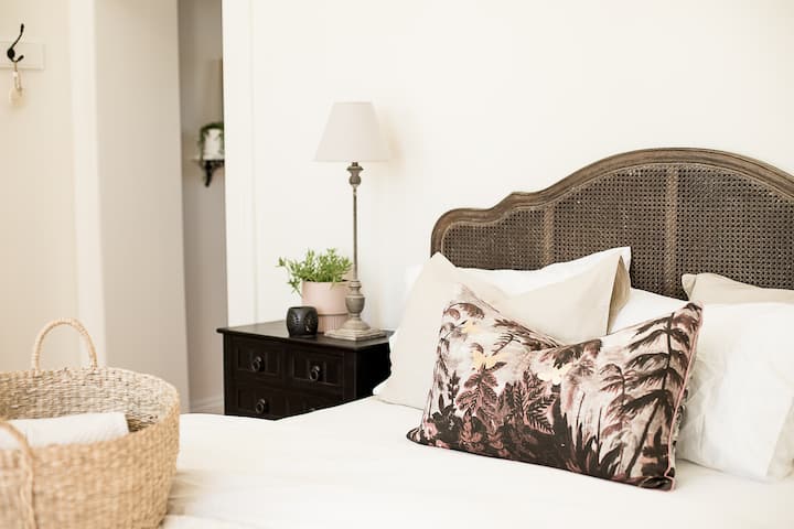 Historic 1870s Old Market Inn · Mason Suite - Port Fairy