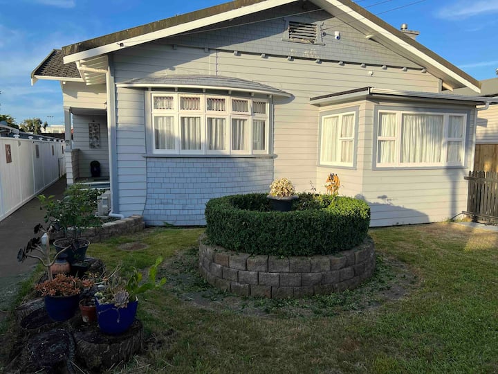 Cheerful Bungalow - Auckland