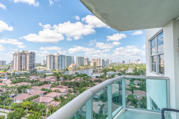 Luxus-eigentumswohnung | 2 Bed + Den 2 Bath, Schritte Vom Meer Entfernt! - Surfside, FL