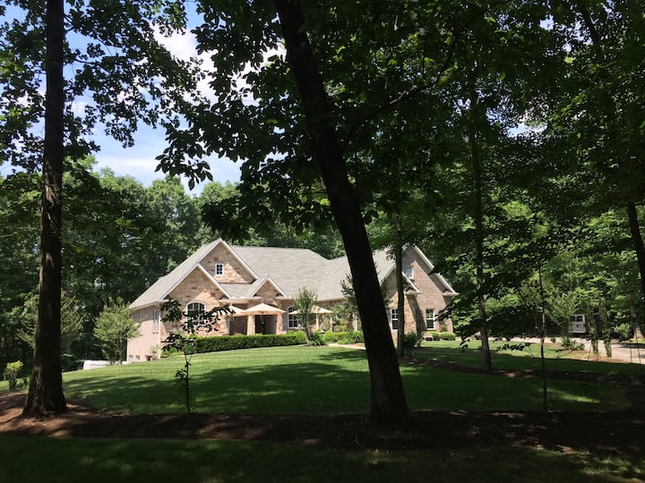 Huge Private Suite & No Extra "Cleaning Fee"! - Tennessee