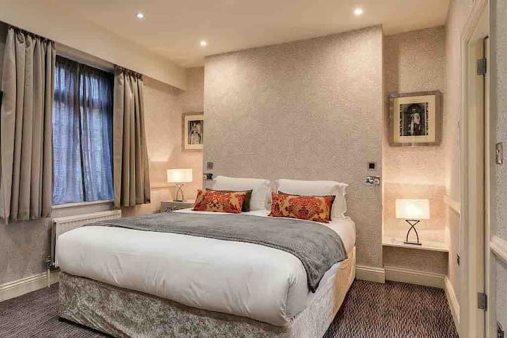 2 Bed/2 Bath Entire Flat, Sky Tv, Air Con - London, UK