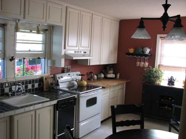 Cozy Garden Cottage In Old Town! - Forest Grove, OR
