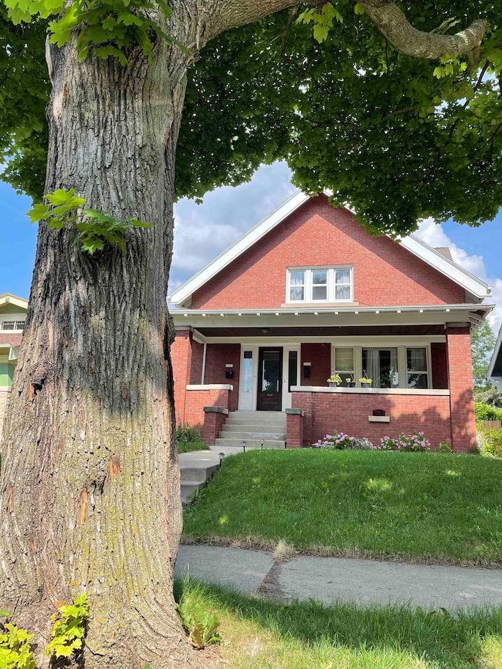 Family & Friends Escape: Charming Spacious Duplex! - Brookfield, WI