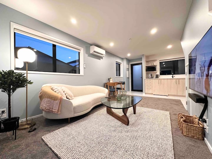 Little Cutie On Worcester Quiet|stylish - West Coast