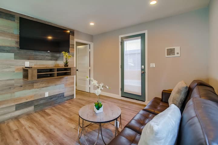 Modern Renovated Bayside Condo - Dog Beach, CA