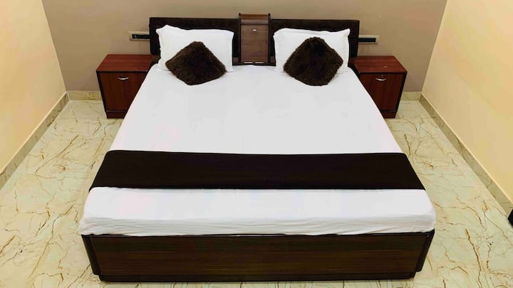 Spacious A/c Room With Bathtub - Raipur