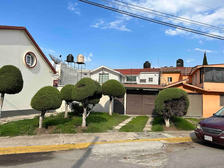 Casa Amplia Con Garage Excelente Ubicación Metepec - México