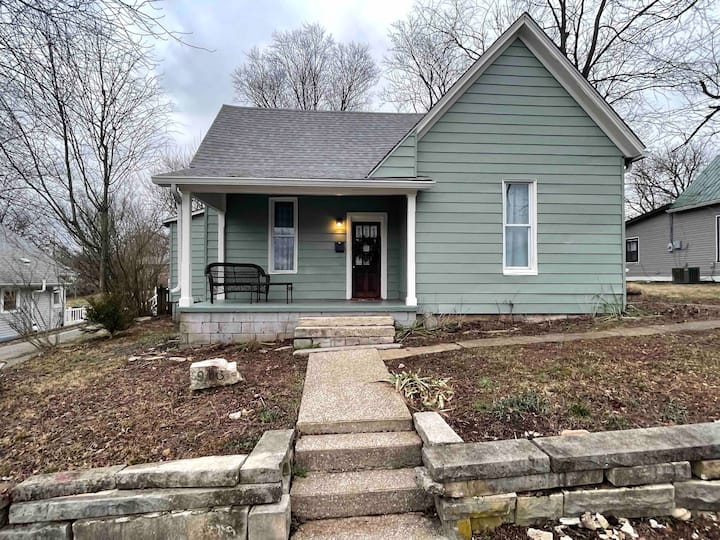Charming Maple Heights Bungalow - Bloomington