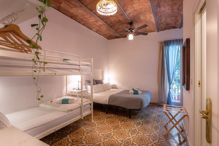 Quadruple Room With Private Bathroom - Barcelona
