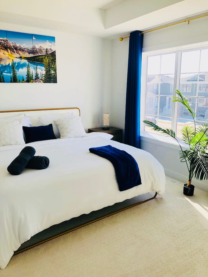 Family Lakeside Home #2: Firepit, Bbq & Games - Chestermere