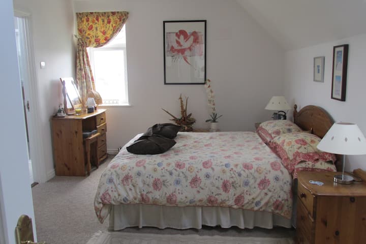 Crest Of A Wave, Pets Welcome -Room 1 - Bundoran