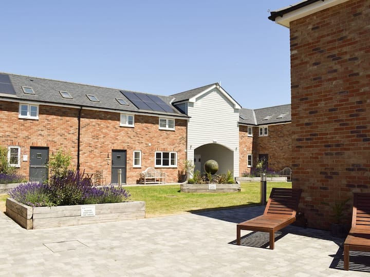 Modern Courtyard Home Warrior - Isle of Wight